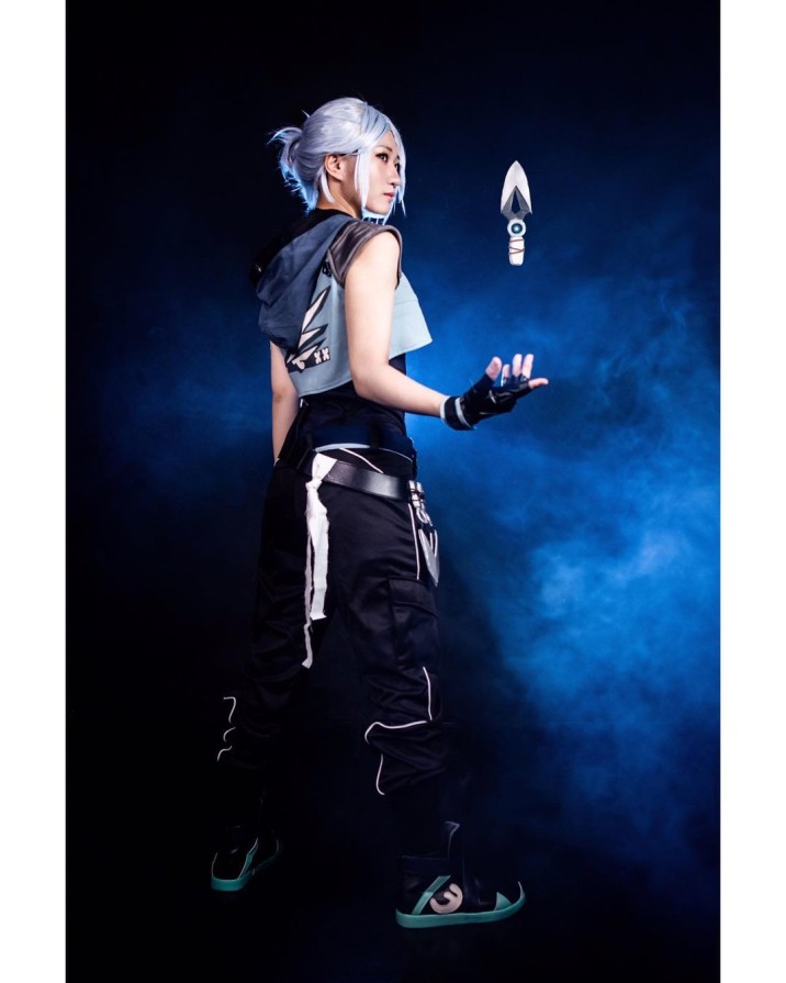 Valorant: Esta cosplayer de Jett está pronta para usar Tormenta de Aço ...