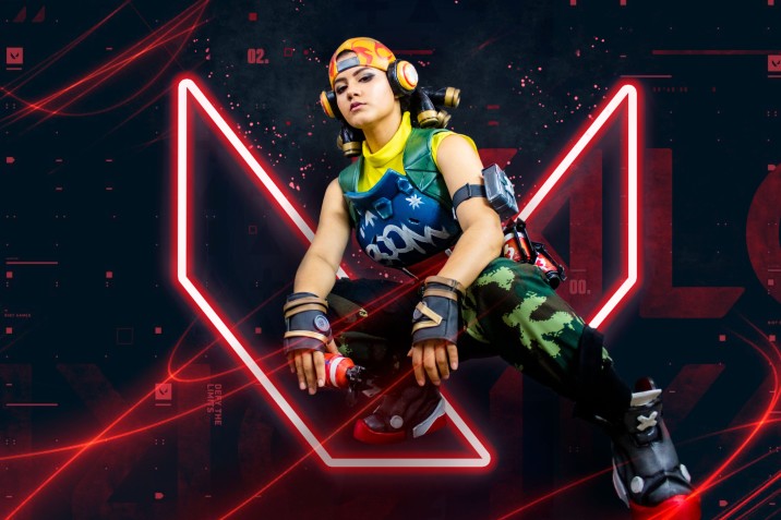 Valorant: Cosplay de Raze está pronta para disparar um Bumba a qualquer ...