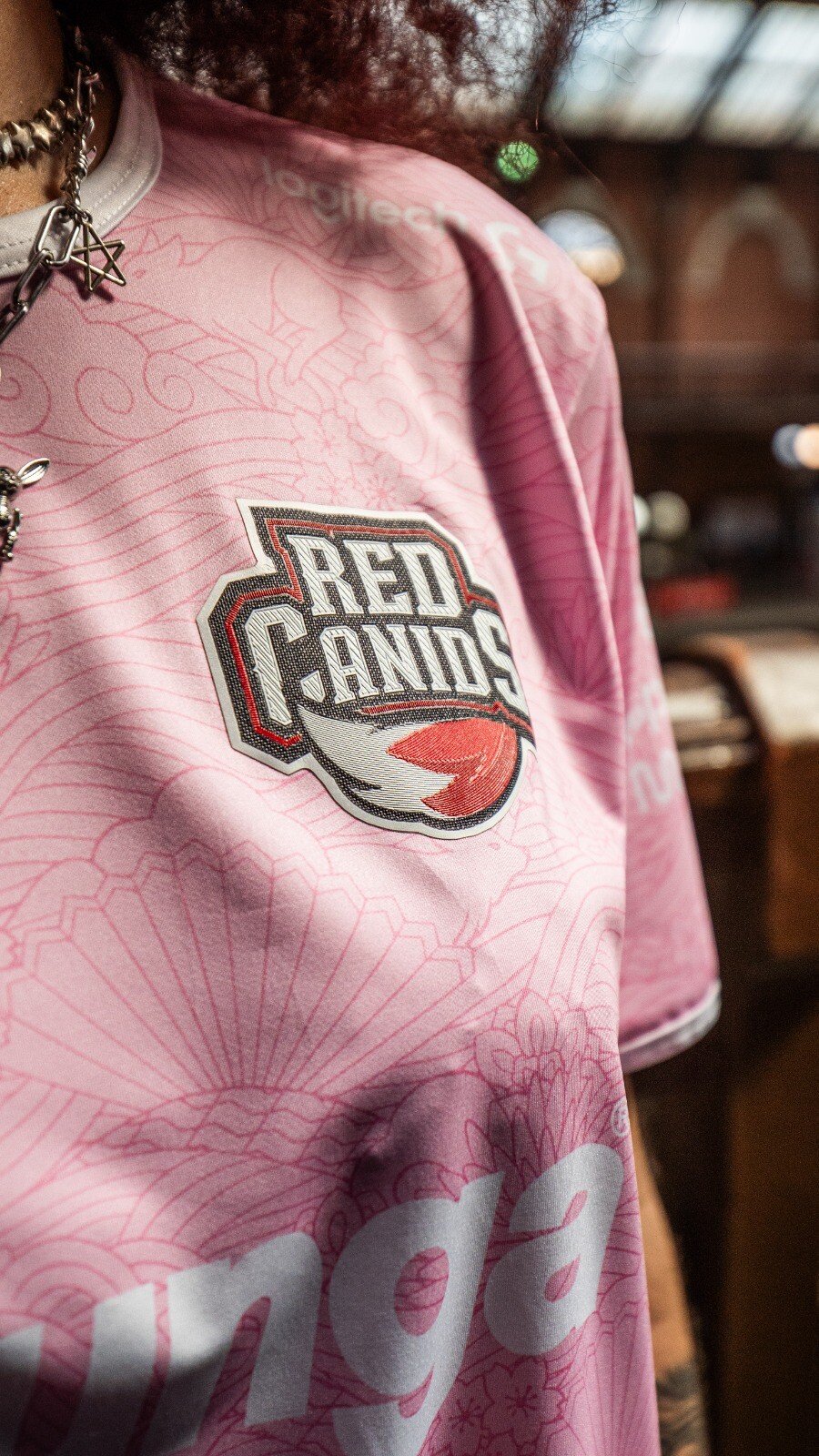 LoL: RED Canids revela novo uniforme em prol do movimento Outubro Rosa ...