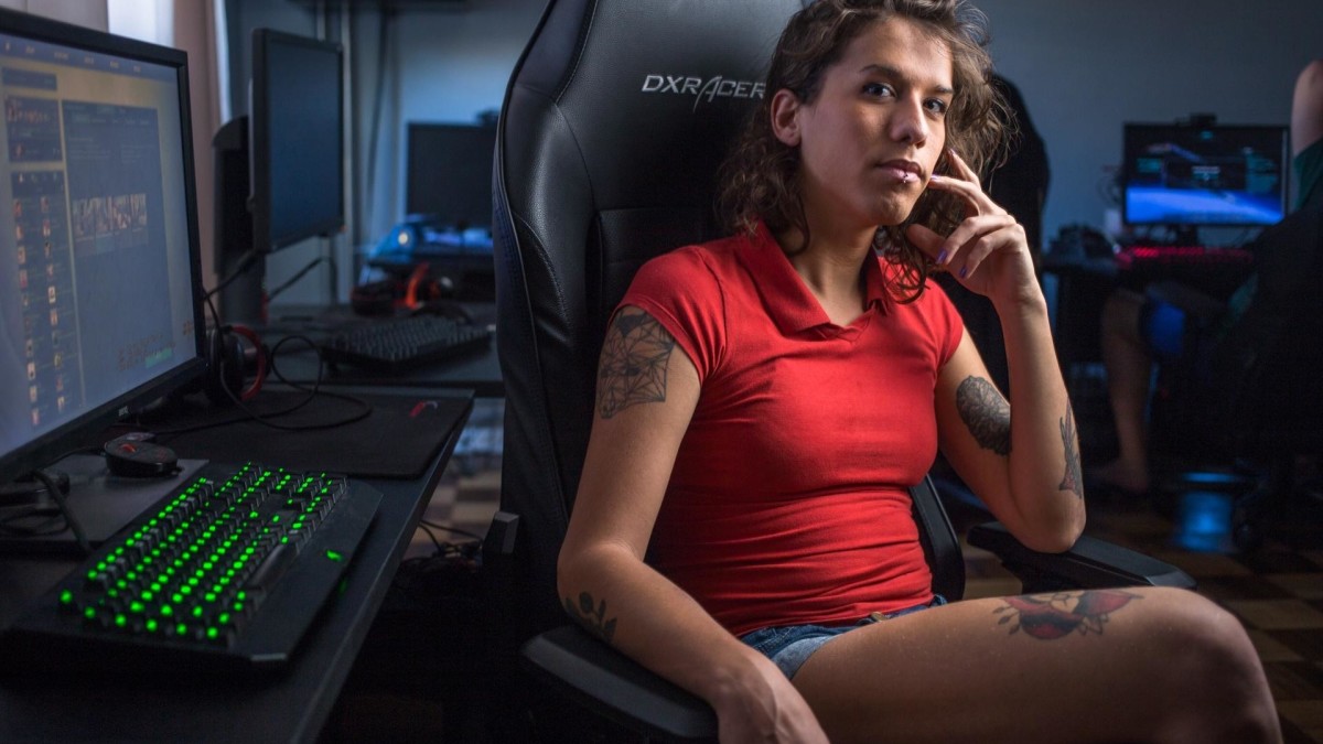 "Vendi o PC e fiz tratamento hormonal": Olga é a primeira técnica trans ...